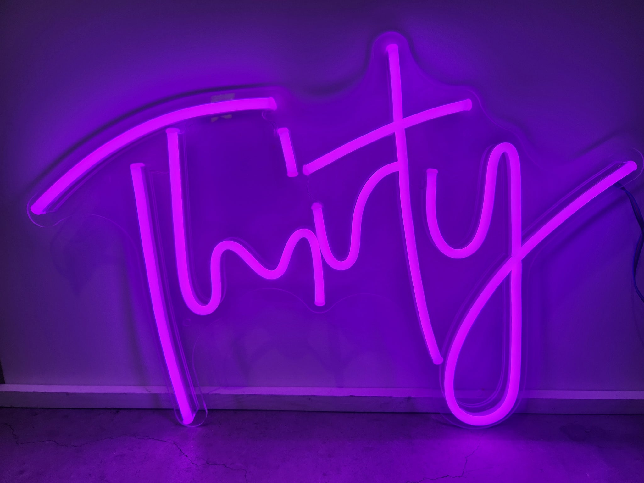 Thirty (30) Neon Sign – Savy Balloons